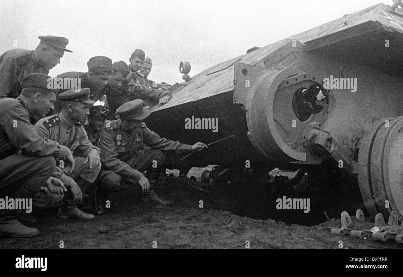 Artillery officers examining a disabled Panther Nazi tank Stock Photo ...
