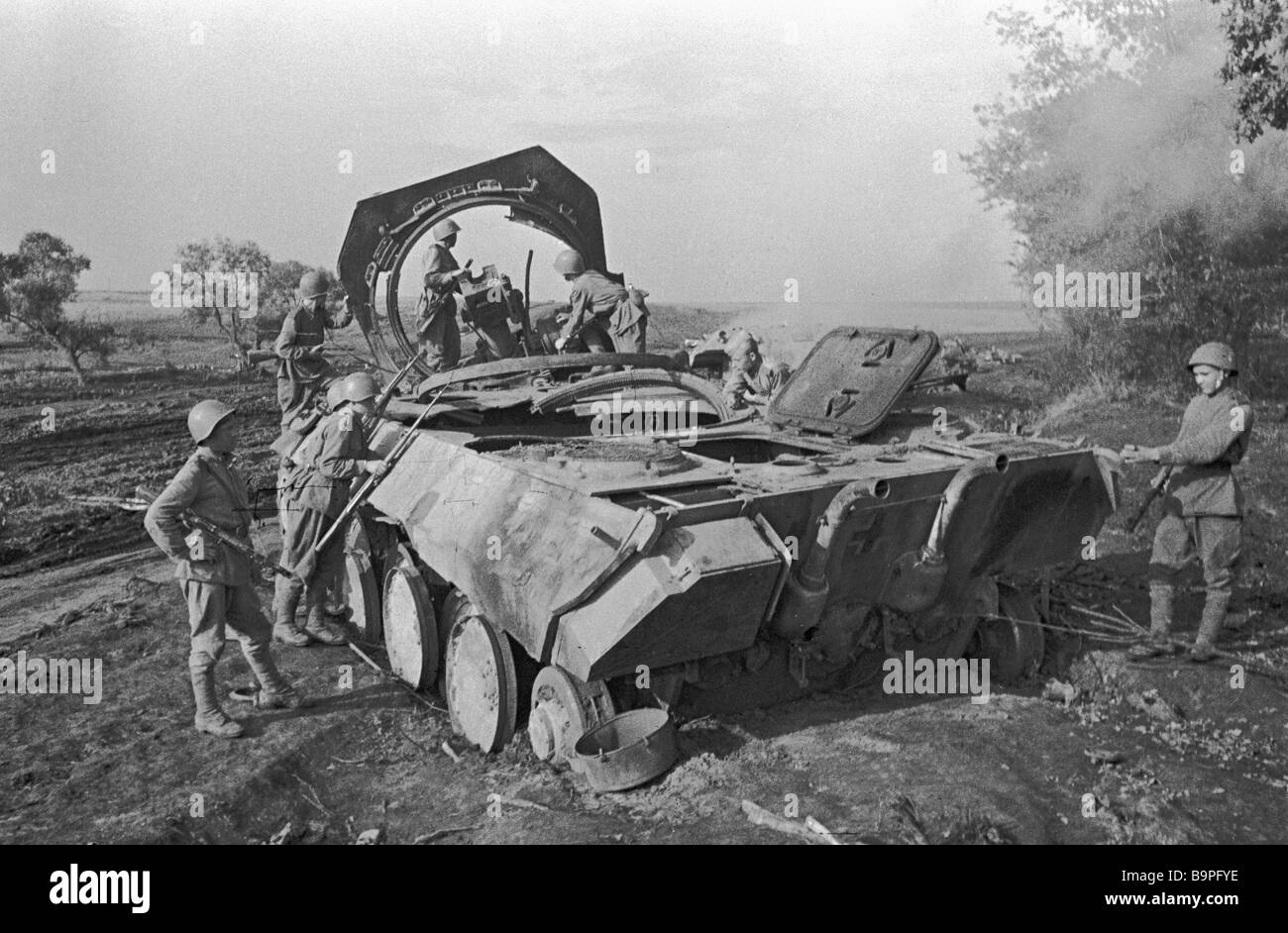 Soviet soldiers standing by a Nazi self propelled gun Panther destroyed ...