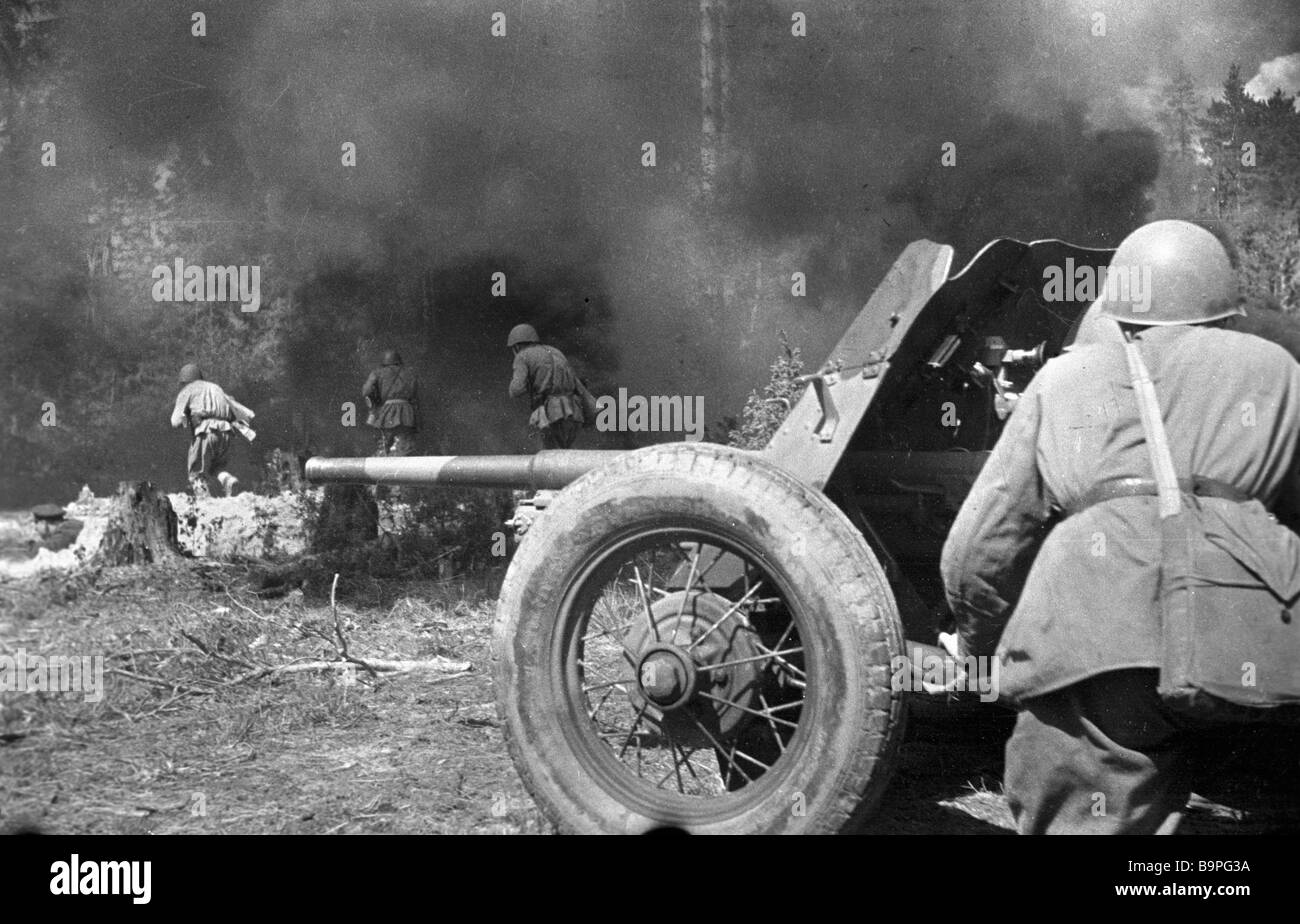 Soviet soldiers firing a gun at the enemy Stock Photo - Alamy