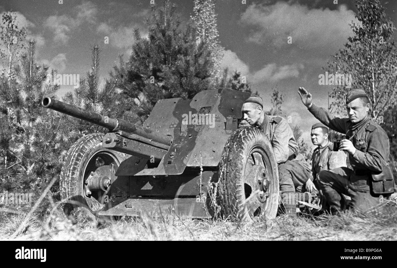 Soviet artillery men firing at the enemy Stock Photo - Alamy
