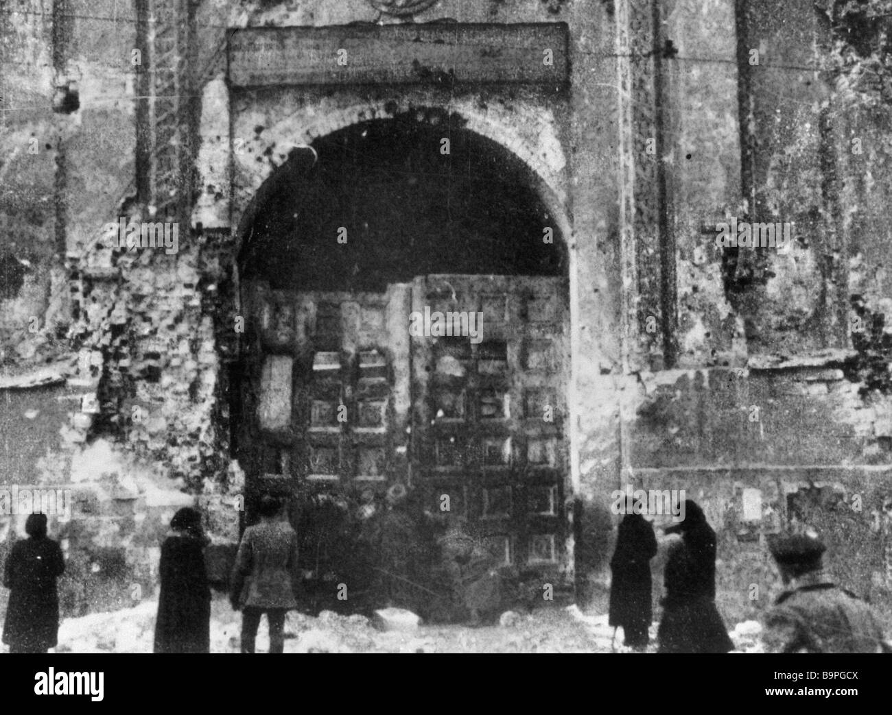 The Kremlin gates in holes after shelling Stock Photo - Alamy