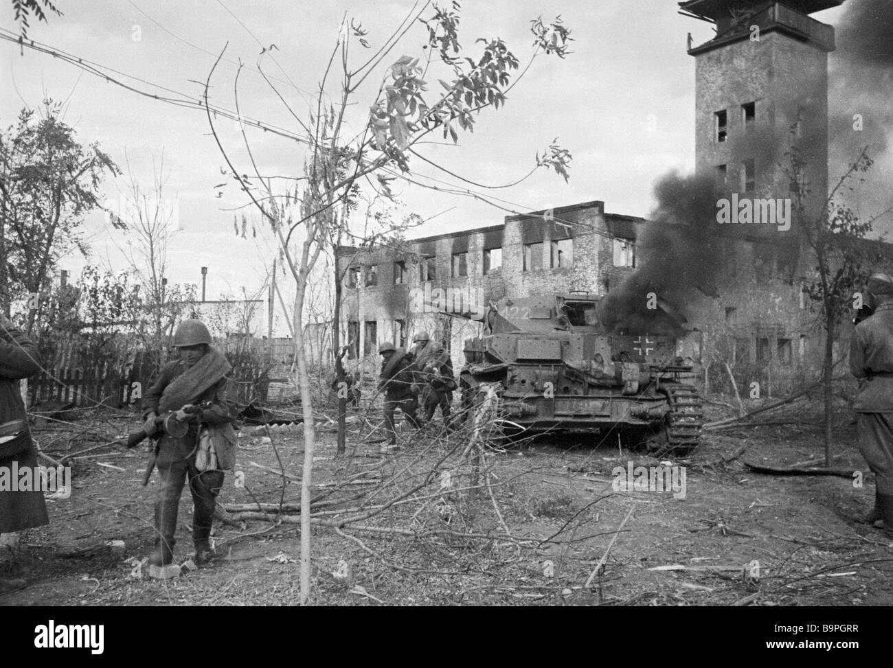 Soldiers leaving a destroyed town Stock Photo - Alamy