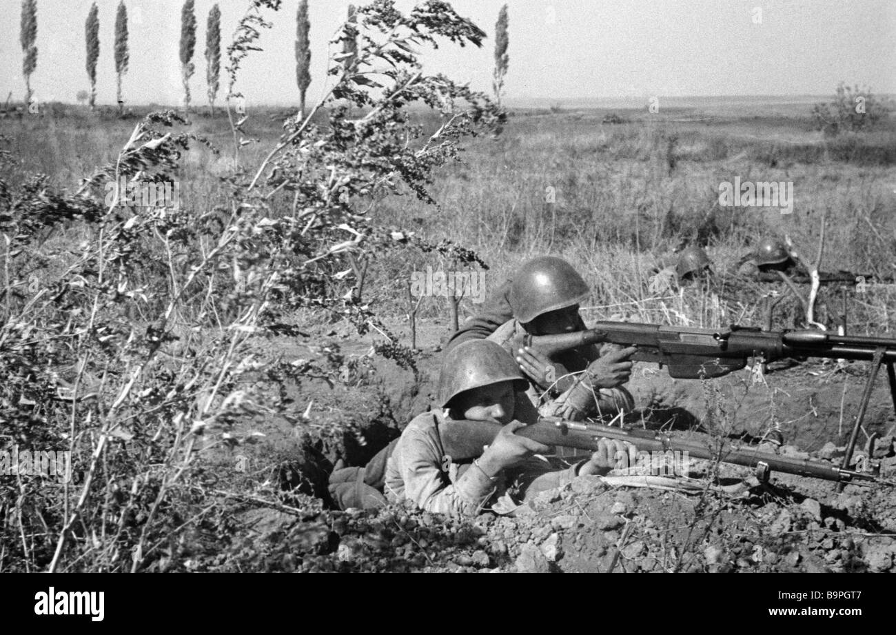 Soviet soldiers fighting under cover Stock Photo - Alamy