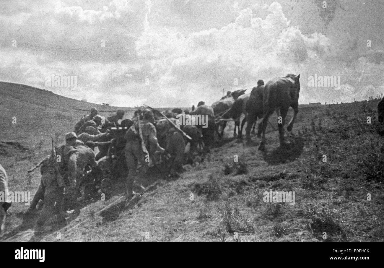 Artillery men pulling a gun up the hill Stock Photo - Alamy