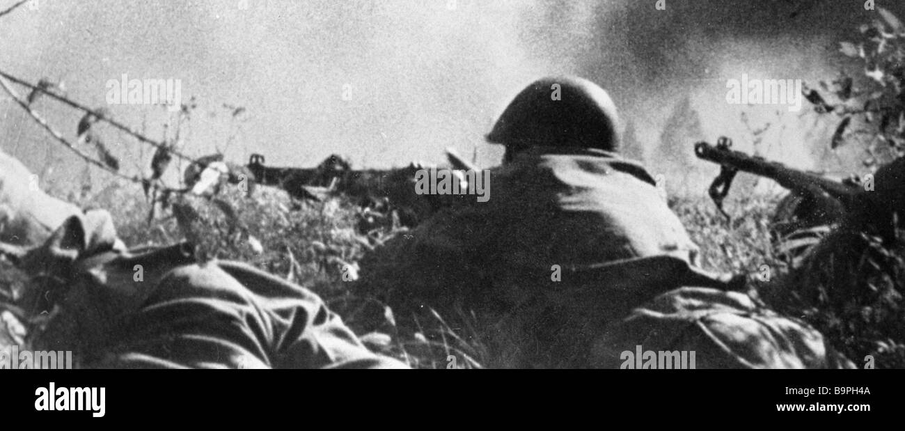 Soviet soldiers firing at enemy positions Stock Photo - Alamy