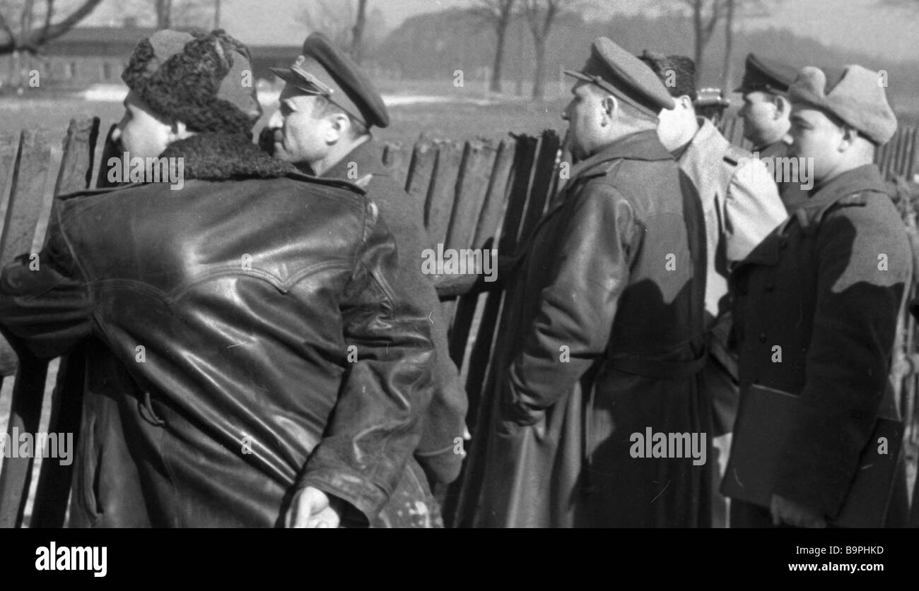 Poet Konstantin Simonov left among officers and commanders of the ...