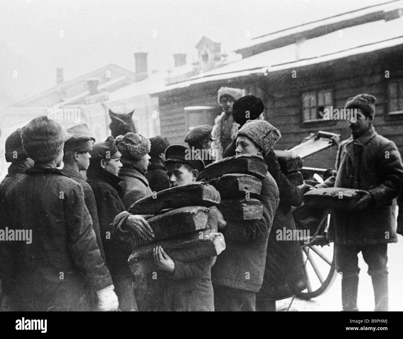 Red Army soldiers receiving bread Stock Photo - Alamy