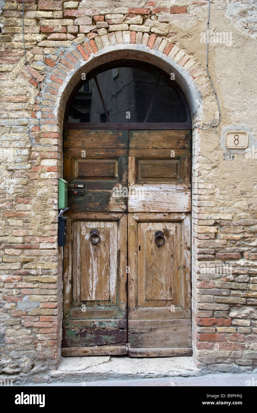 Arched doorway in San Gimignano, Tuscany, Italy Stock Photo - Alamy