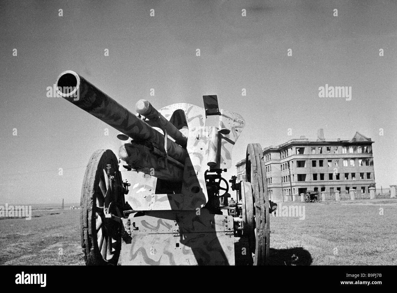 A trophy Nazi howitzer Stock Photo - Alamy