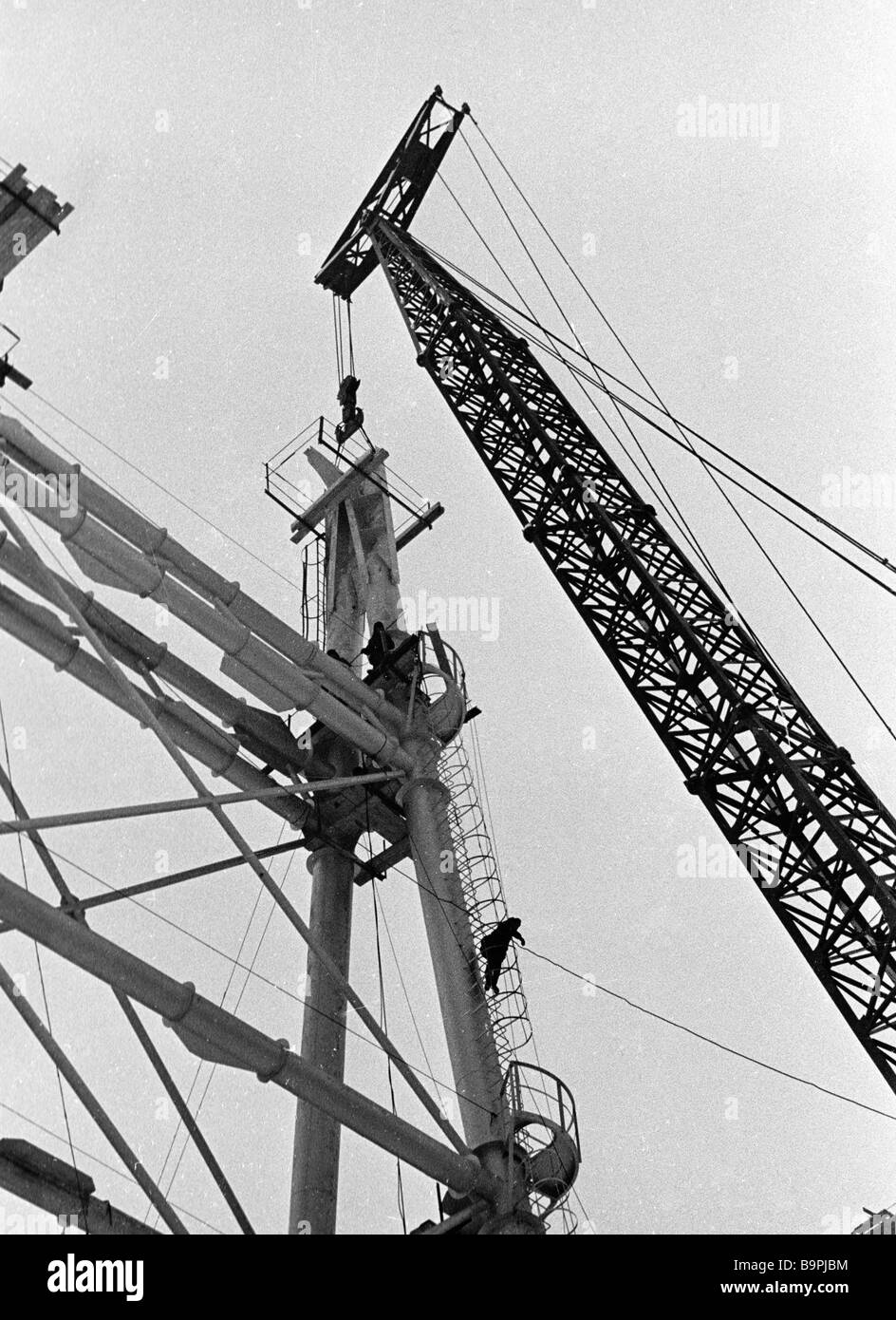 Constructing a power line at the Krasnoyarsk Hydroelectric Power Plant ...