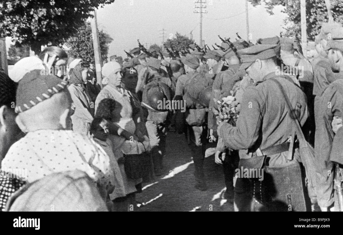 City residents welcome the 1st Polish army Stock Photo - Alamy