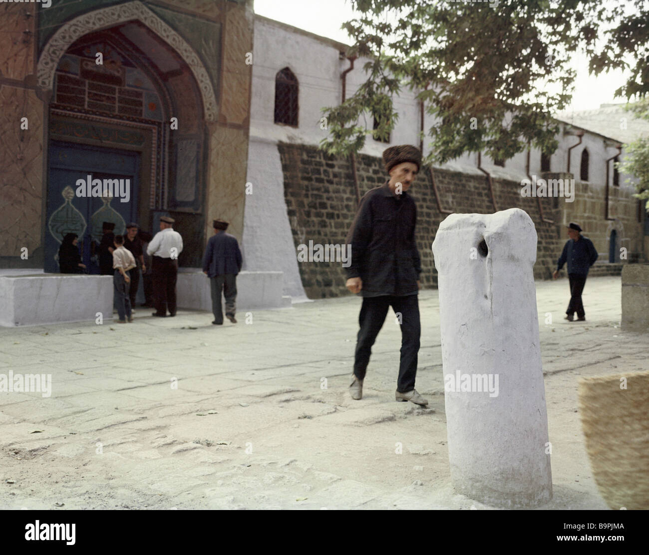 A stone pole at the entrance to the Juma Mosque Stock Photo - Alamy