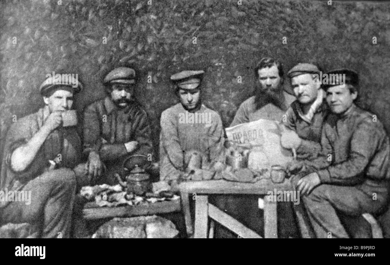 Construction workers reading the popular Pravda daily Stock Photo - Alamy