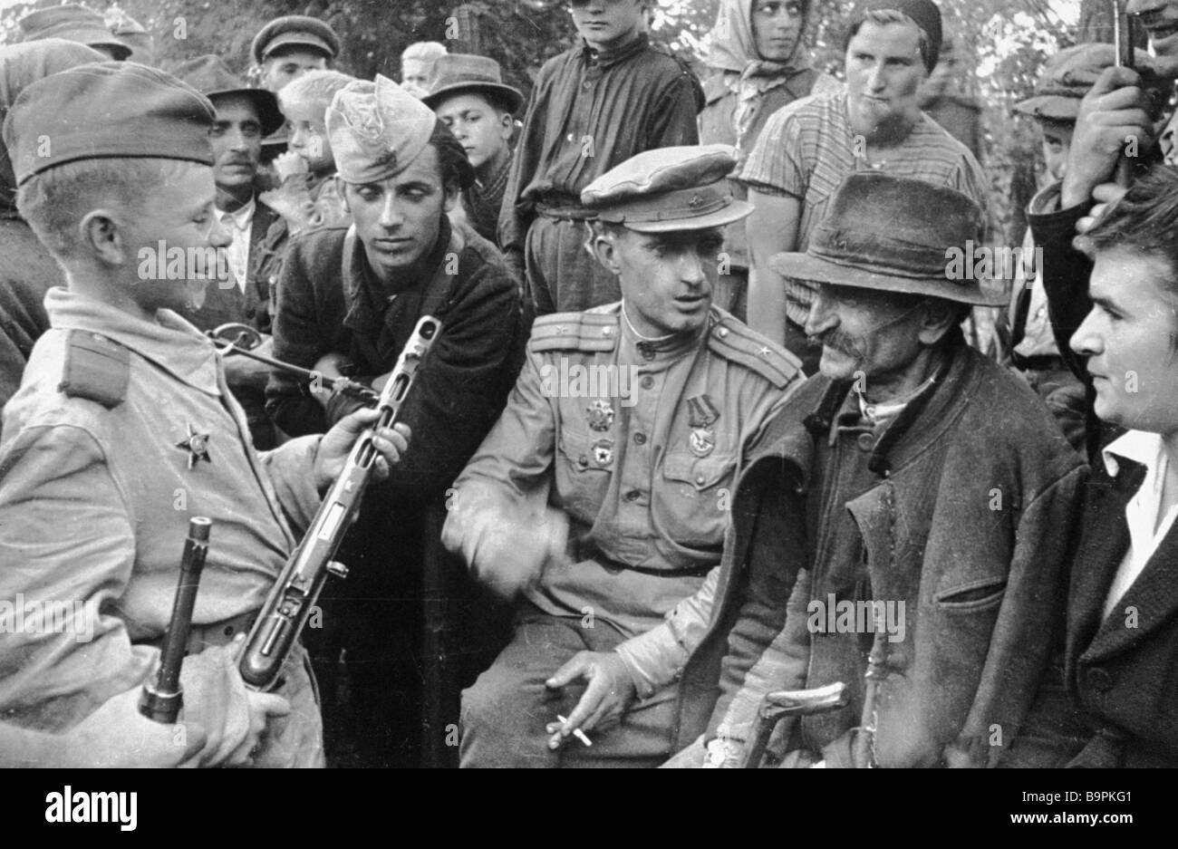 Rifle battalion commander V Romanenko center talking about the heroic ...