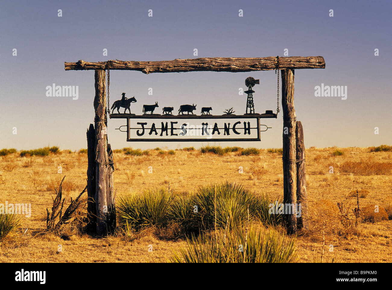 Wrought iron sign ranch gate hi-res stock photography and images - Alamy