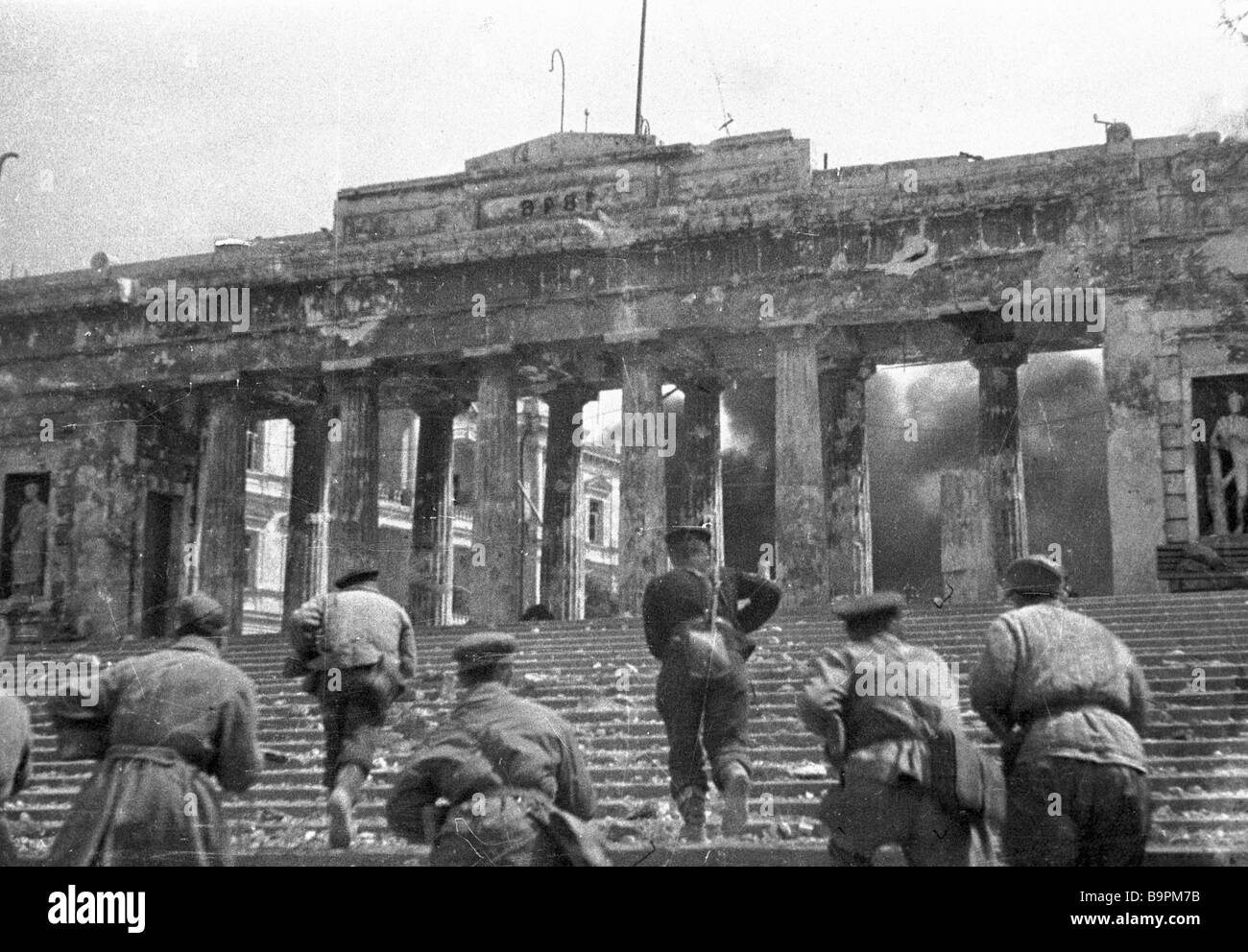 Soldiers rushing into Sevastopol from the Grafskaya quay Stock Photo ...