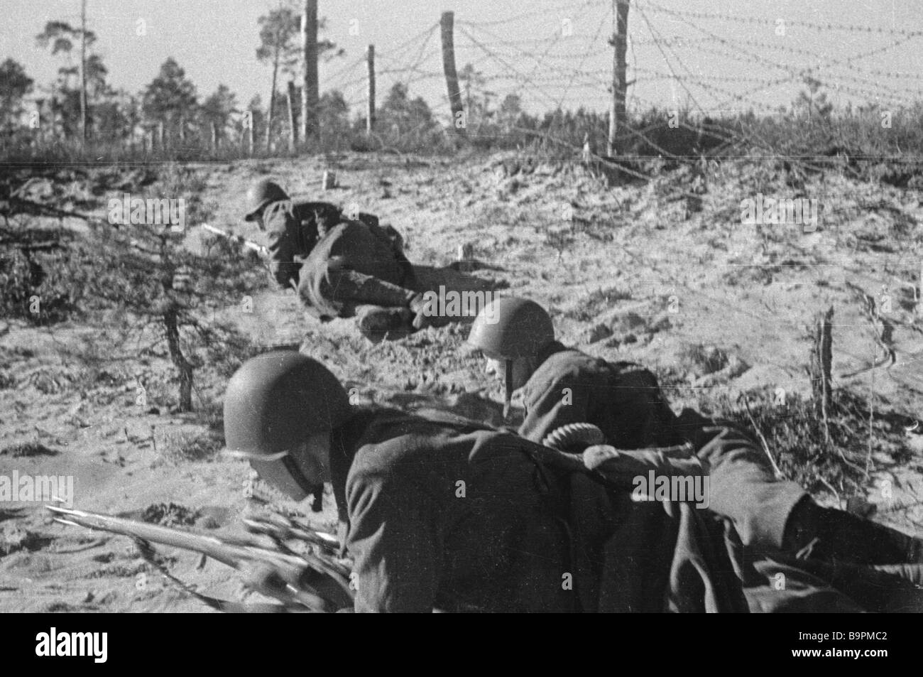 Soviet infantrymen crawling towards a barbed wire fence Stock Photo - Alamy