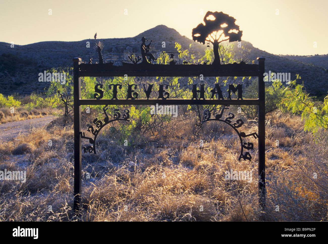 Wrought iron sign ranch gate hi-res stock photography and images - Alamy