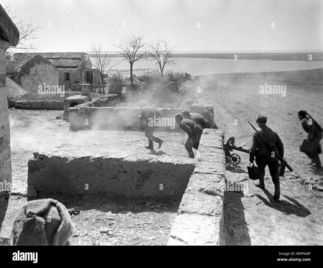Soviet soldiers moving to a new firing position Stock Photo - Alamy