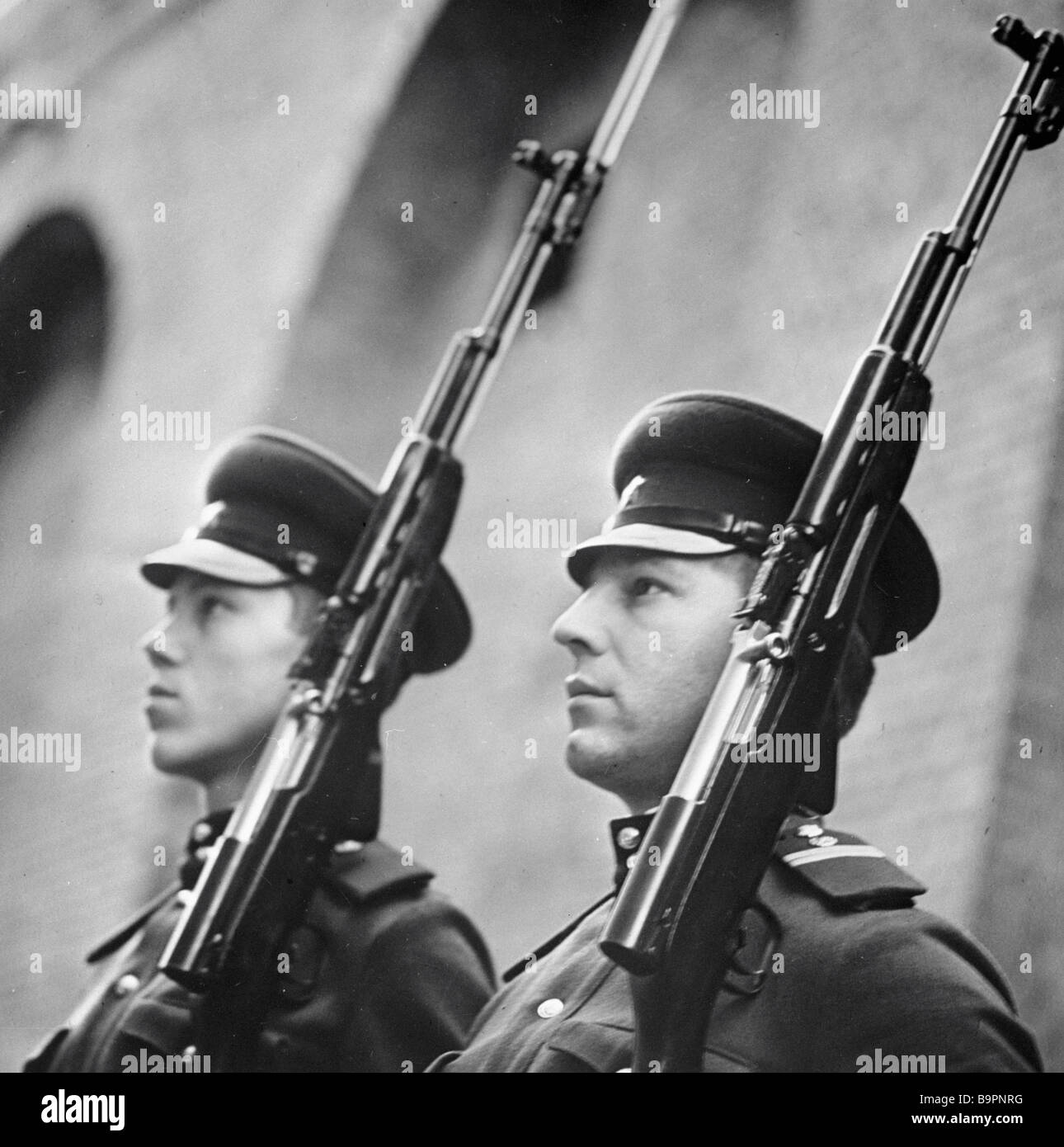 Guard of honor at the Lenin Mausoleum Stock Photo - Alamy