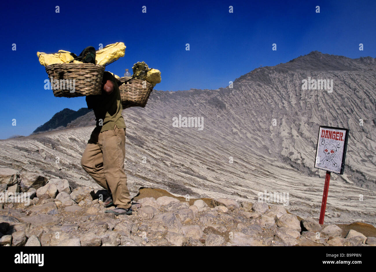 Extraction of sulfur hi-res stock photography and images - Alamy