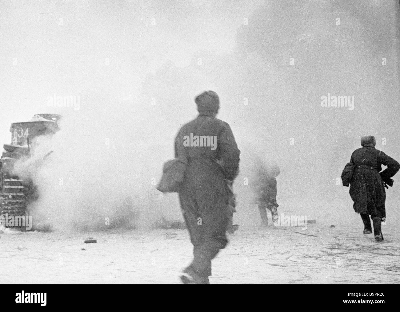 Soviet soldiers attacking Stock Photo - Alamy