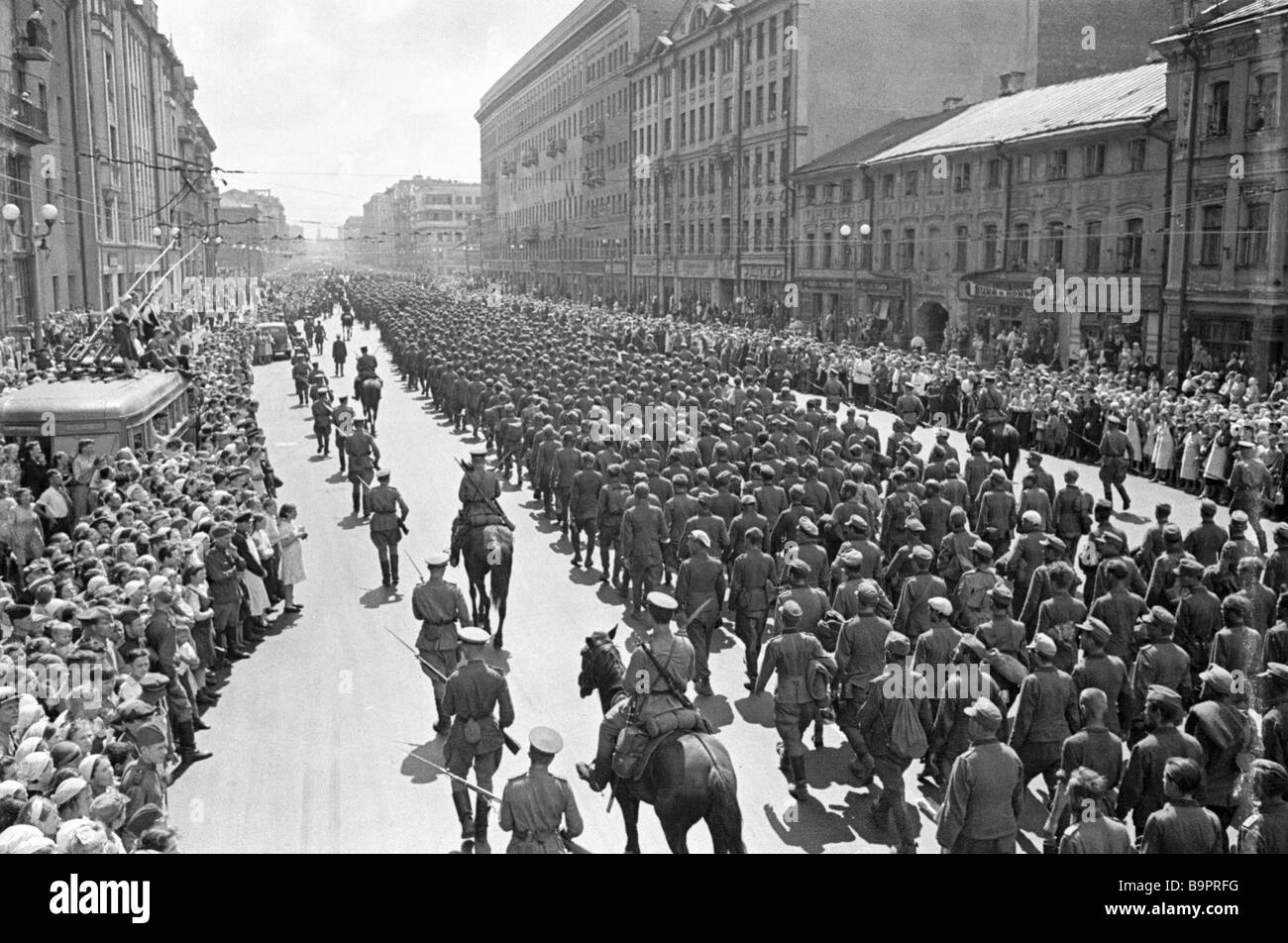 Captive Nazis convoyed along the streets of Moscow Stock Photo - Alamy