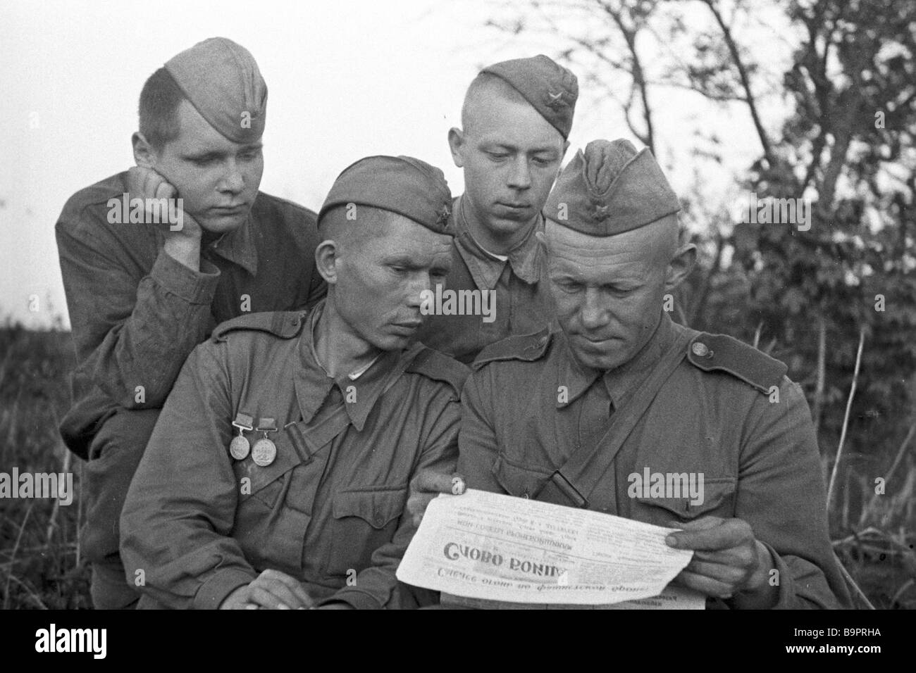Soldiers reading a newspaper The 1st Byelorussian Front 48th Army Stock ...