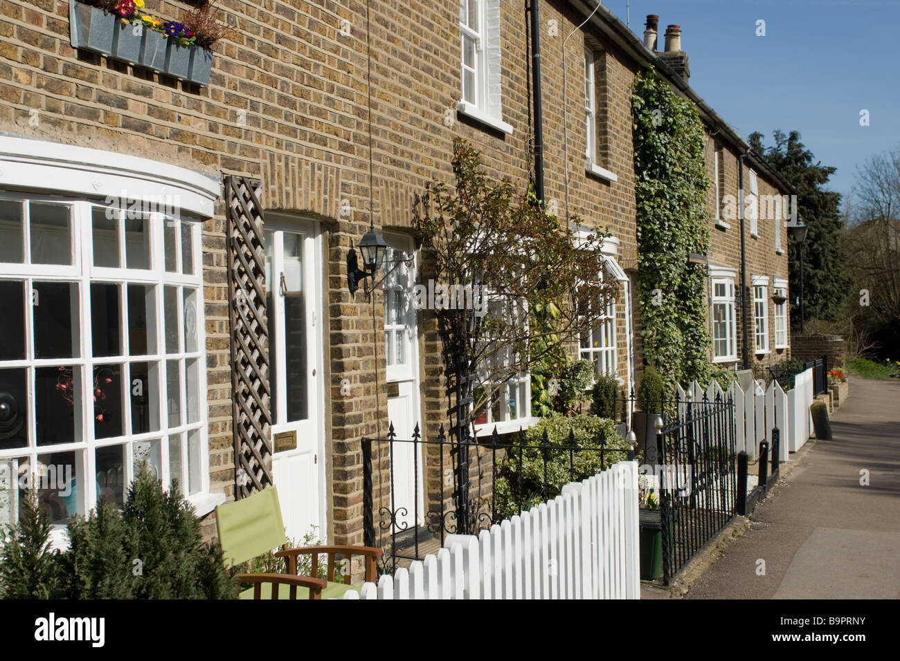 Canal cottages hi-res stock photography and images - Alamy
