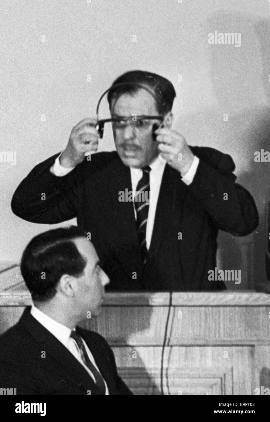 Defendant Greville Wynn center in the courtroom during a Moscow trial ...