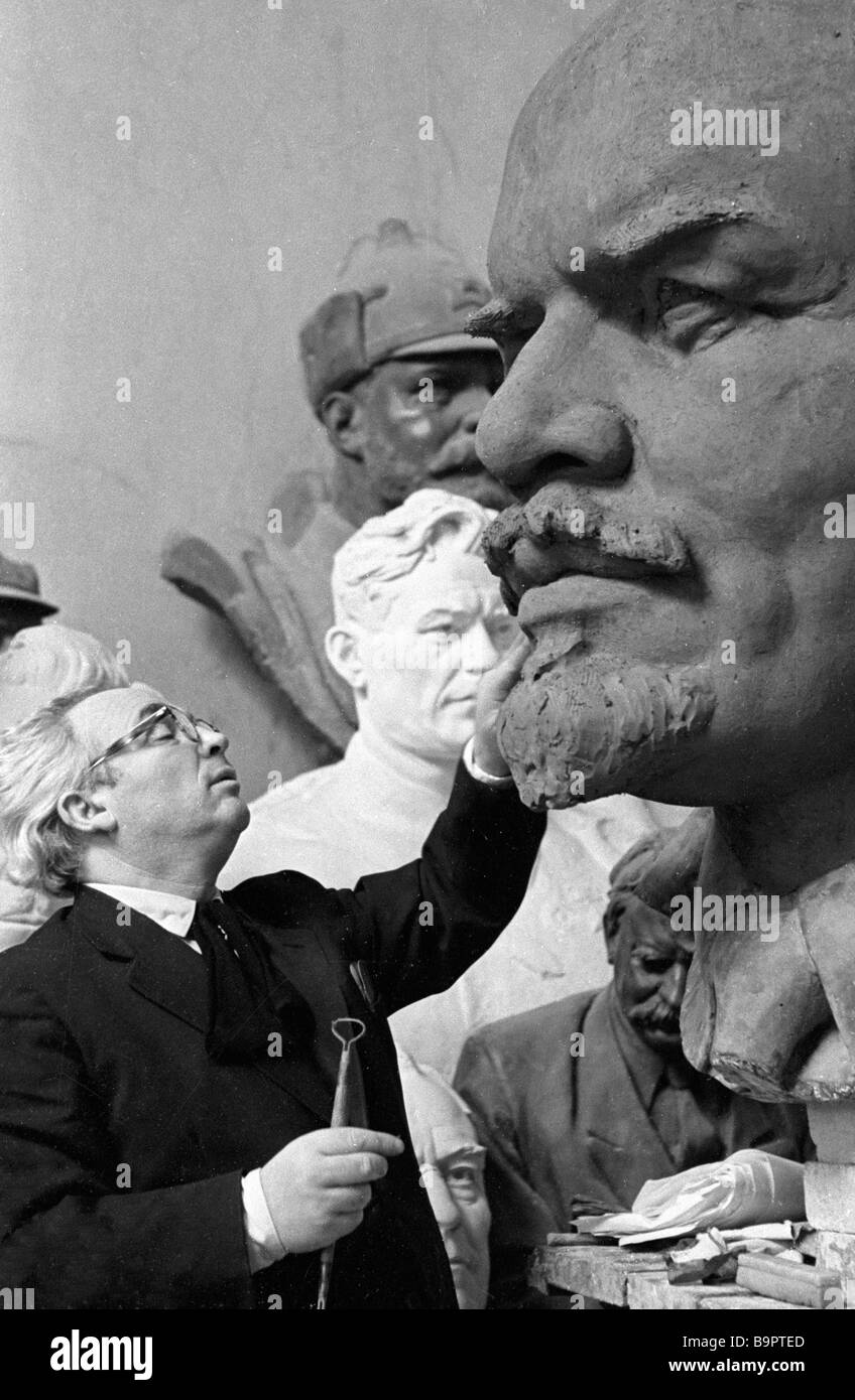 The USSR People s Artist Zair Azgur working on the Vladimir Lenin ...