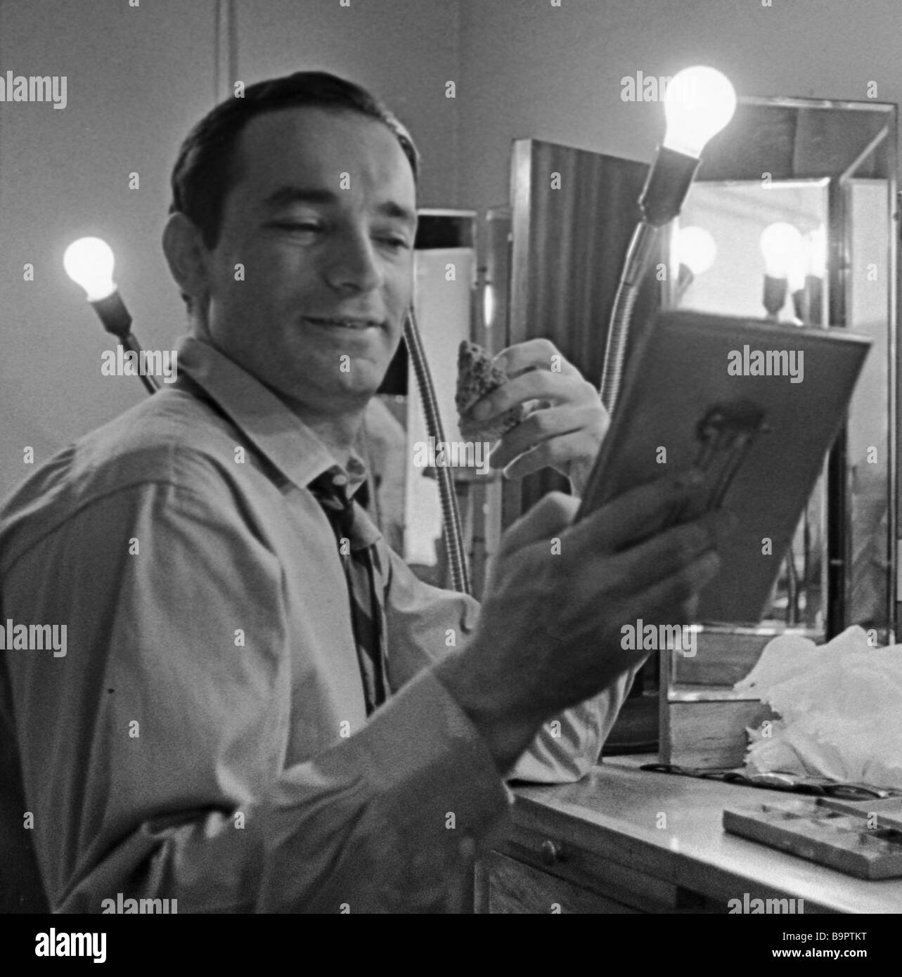 Actor Valentin Gaft before a performance Stock Photo - Alamy