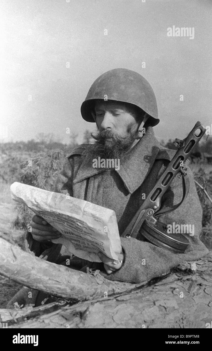 Soldier Gavrila Lebedev reading a front newspaper Stock Photo - Alamy