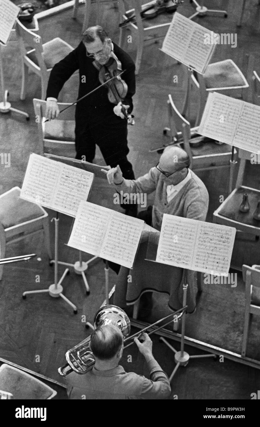 Conductor Yevgeny Mravinsky rehearsing with musicians Stock Photo - Alamy