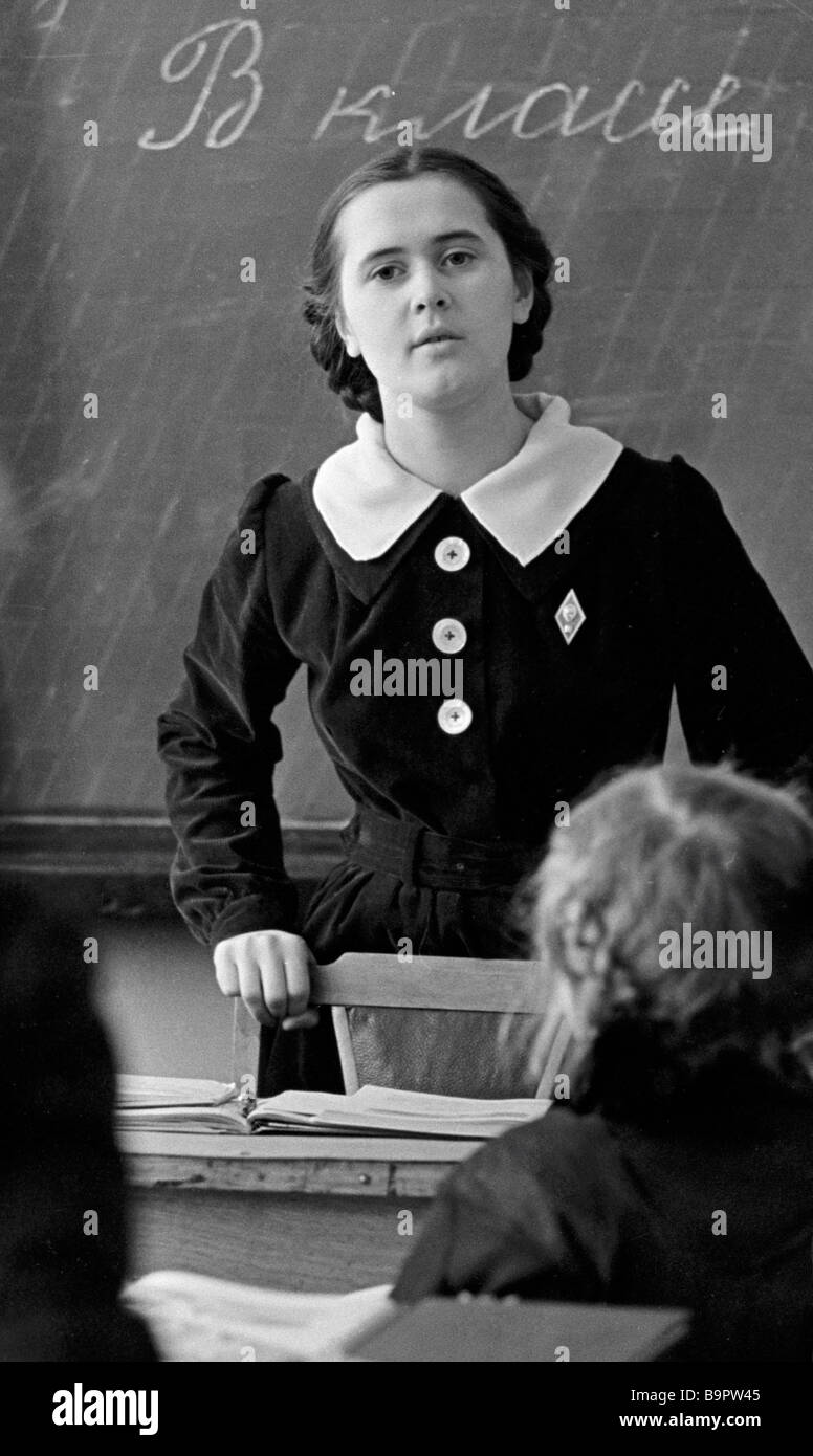 A teacher conducting a lesson in primary school Stock Photo - Alamy