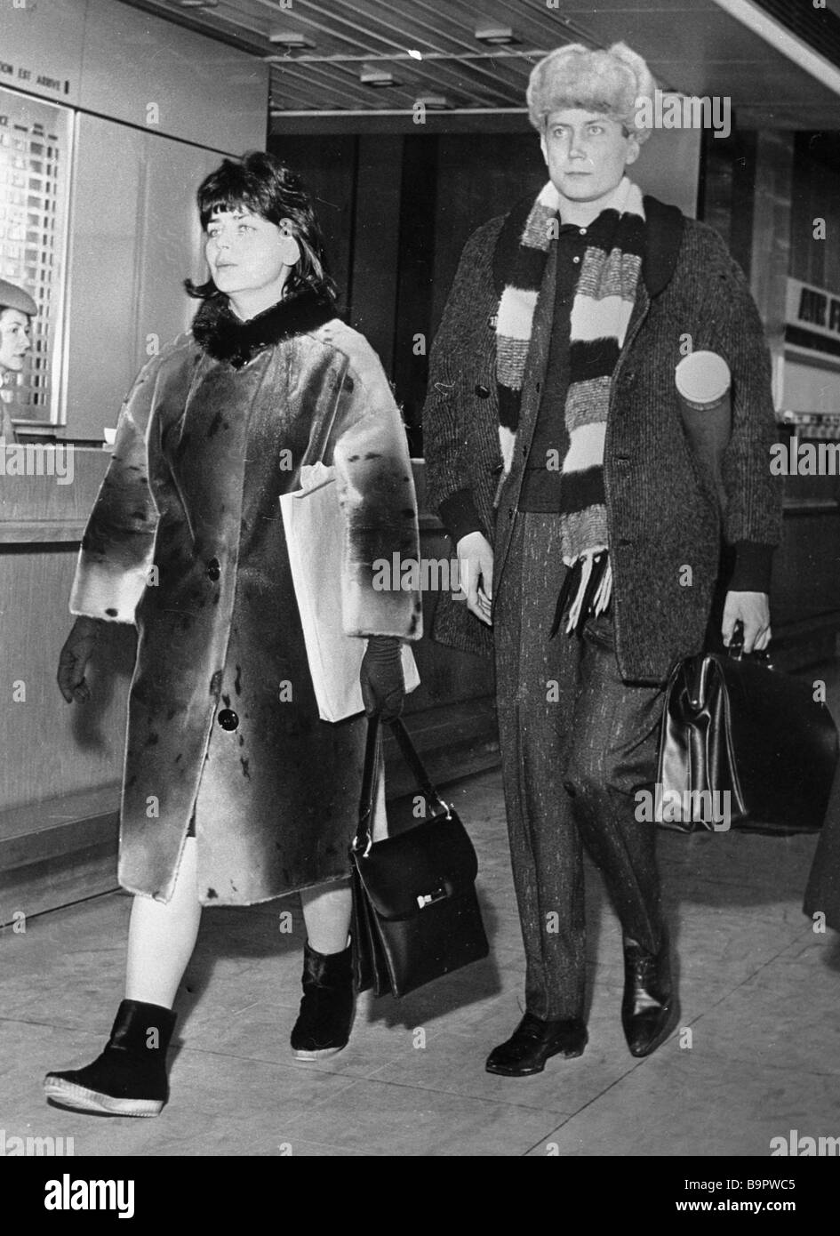 Poet Yevgeni Yevtushenko and wife at the Paris airport Stock Photo - Alamy