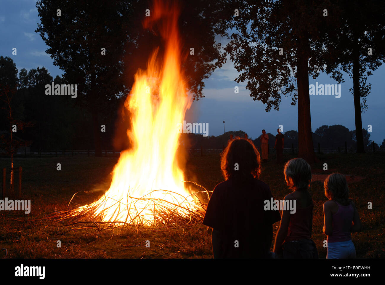 bonfire at night with people Stock Photo - Alamy
