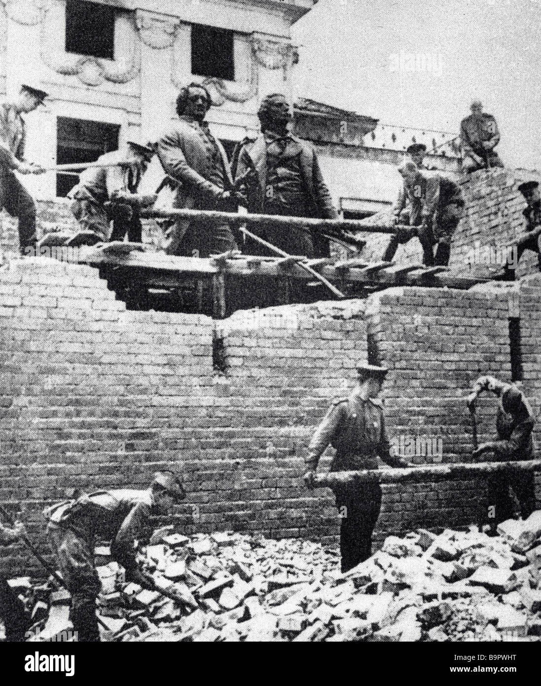 Soviet troops dismantling protective structures round the Goethe ...