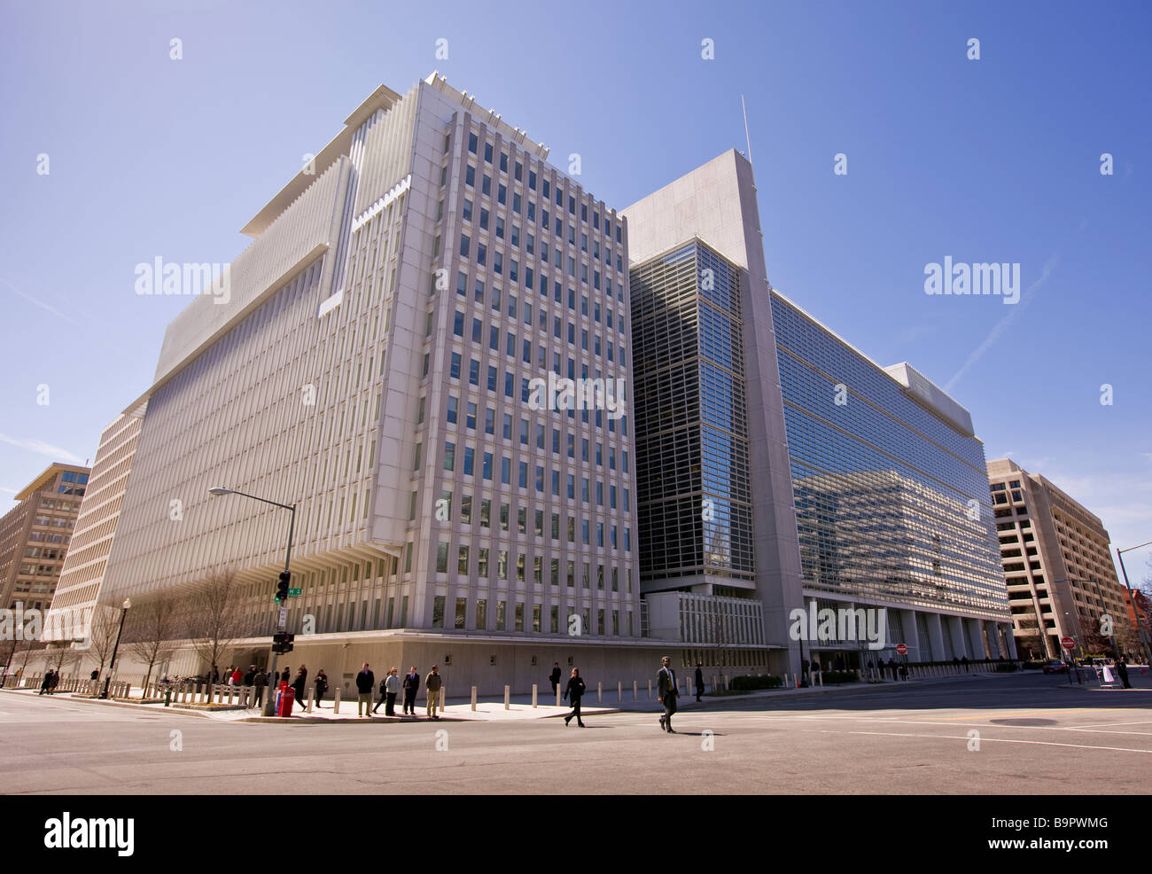 Bank headquarters modern exterior hi-res stock photography and images ...