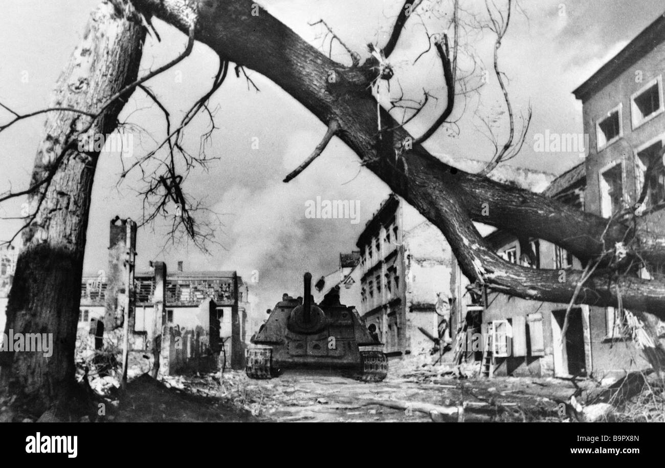 Byelorussian front tanks enter the city of Allenstein Stock Photo - Alamy