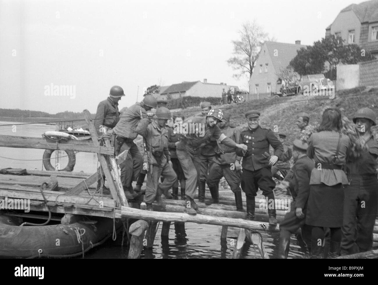 Soviet and American troops meet on the River Elbe nea Torgau Stock ...