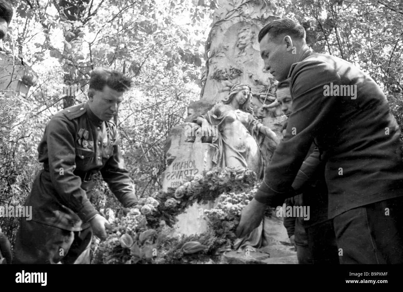 Soviet warriors who participated in Vienna s liberation laying a wreath ...