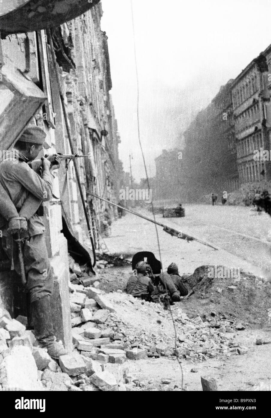 Soviet soldiers fighting on a street in Vienna Stock Photo - Alamy