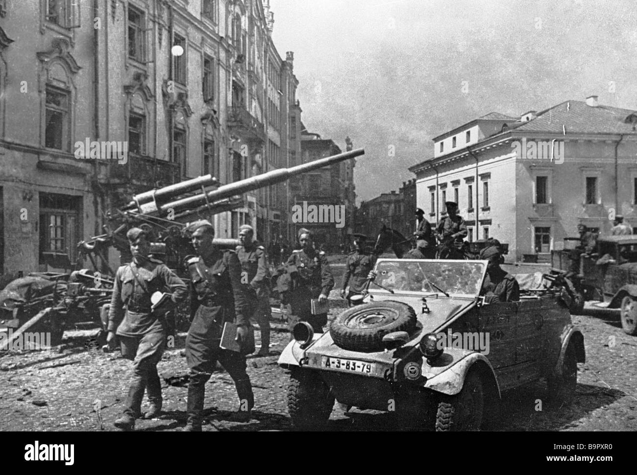 Soviet artillery on Vienna streets Stock Photo - Alamy