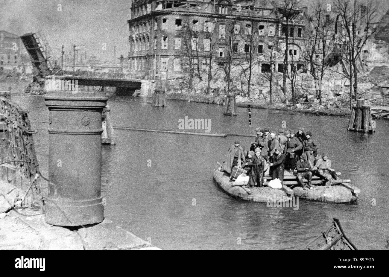 Soviet warriors crossing the river in Koenigsberg The 3rd Belarussian ...