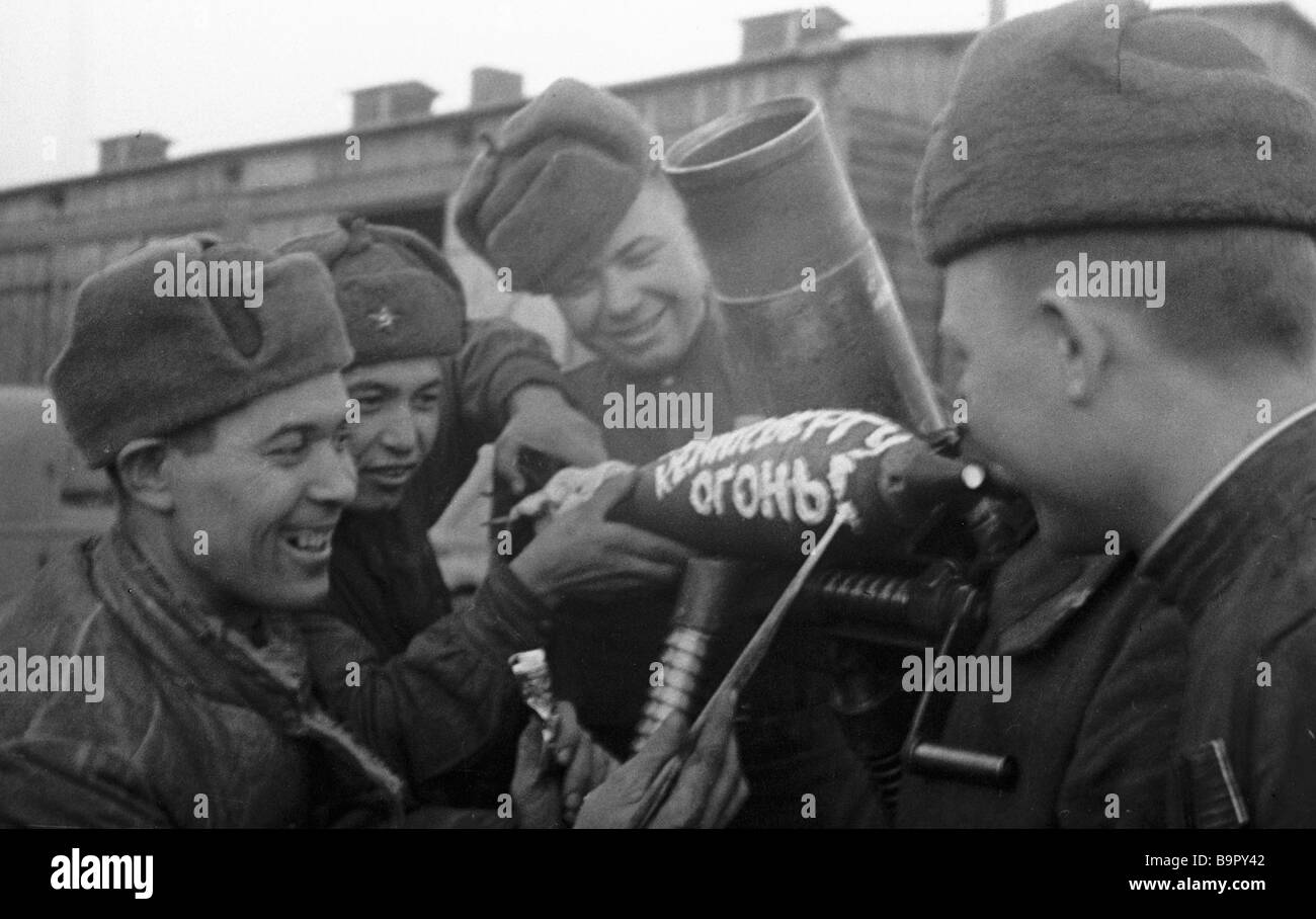A mortar detachment going to fire at the enemy Stock Photo - Alamy