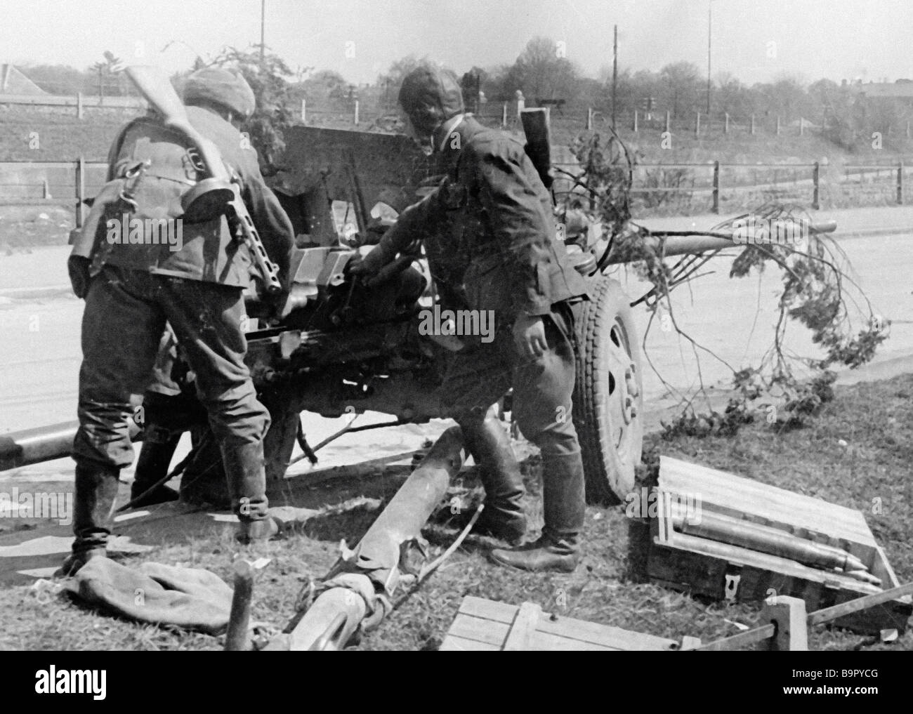 Gunners at their gun Stock Photo - Alamy