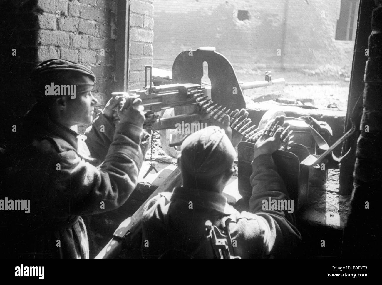 Soviet gunners firing on the enemy during the battled in Berlin Stock ...
