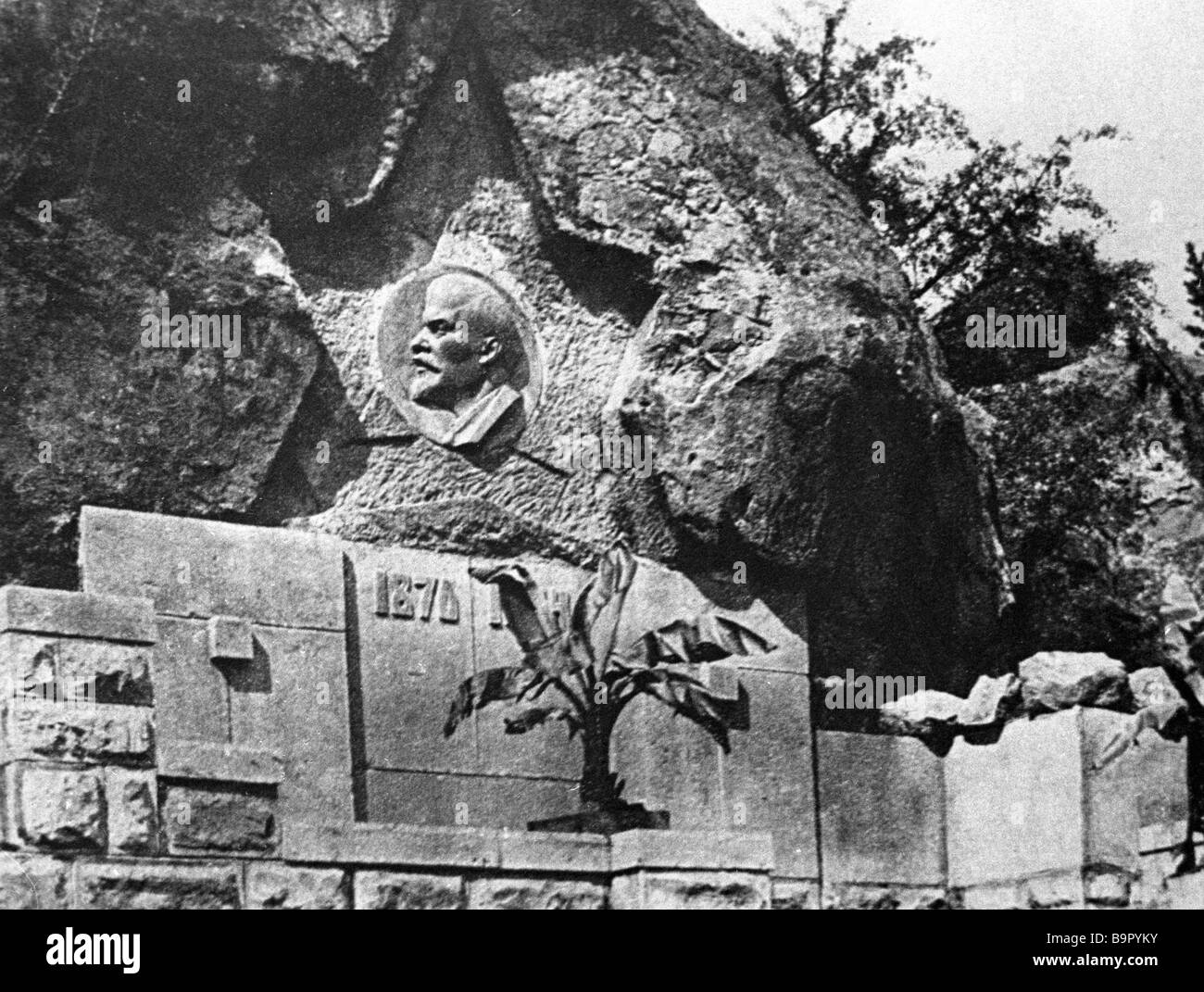 Nikolai Andreyev A relief portrait of Lenin on Red Rock Stock Photo - Alamy