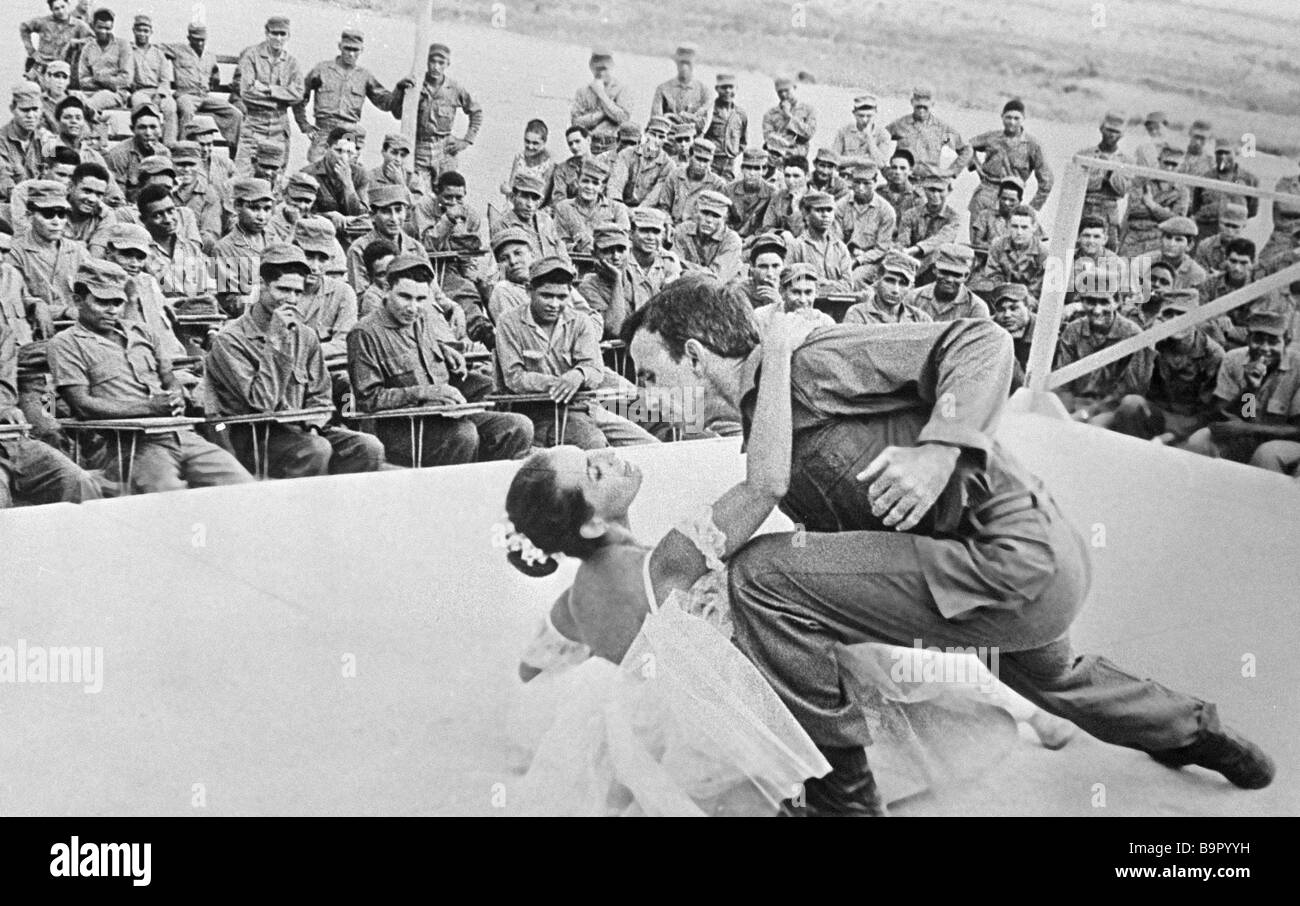 Cuban ballet dancers performing for border guards US Guantanamo ...
